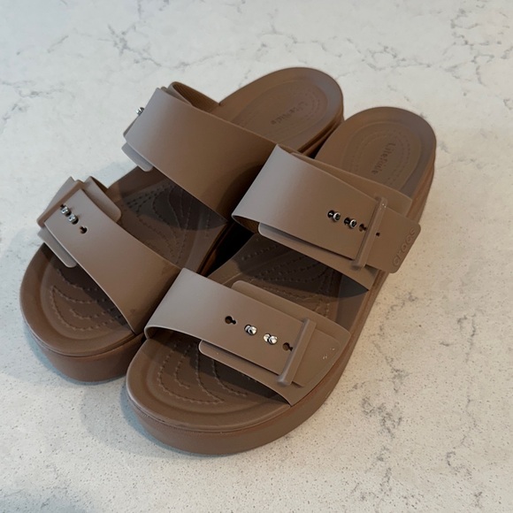 CROCS | Shoes | Crocs Brown Womens Platform Brooklyn Buckle Sandals ...